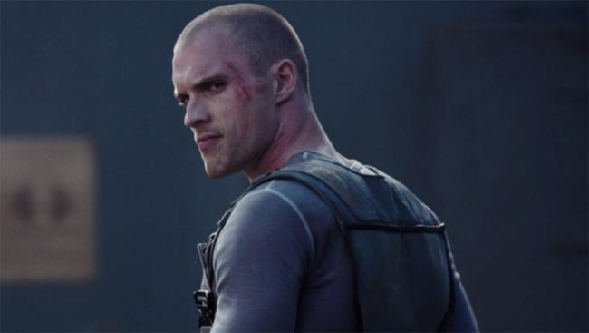 TAU: Maika Monroe & Ed Skrein spielen die Hauptrollen im Sci-Fi ...